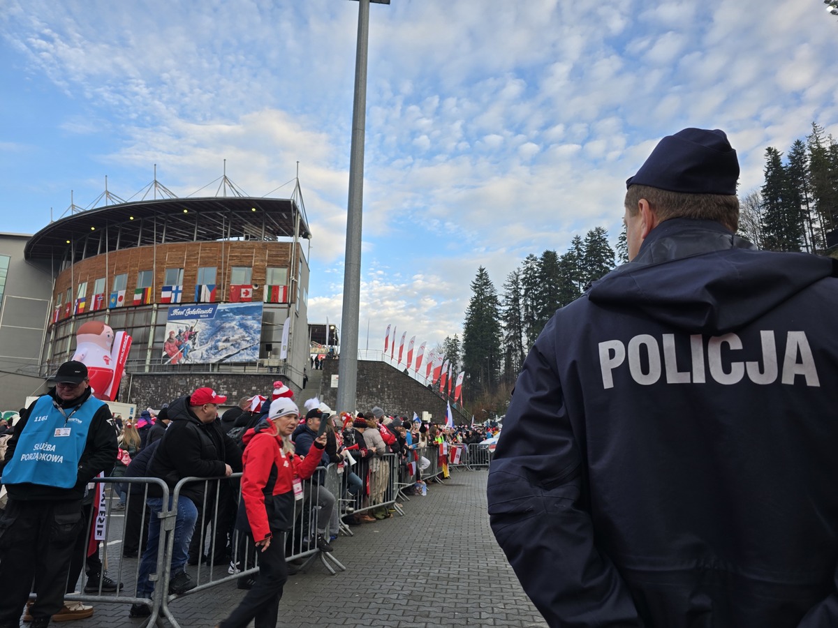 Policjanci czuwali nad bezpieczeństwem podczas Pucharu Świata w Wiśle ...