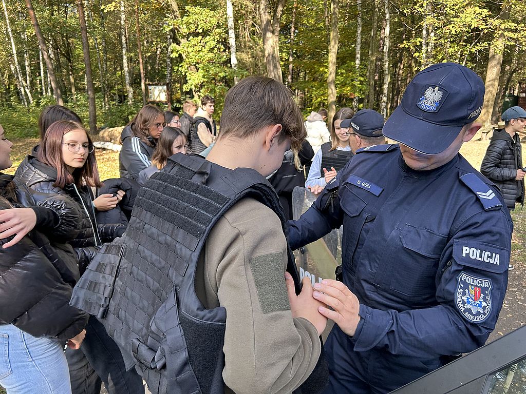 Dzielnicowi o służbie w Policji i cyberzagrożeniach - Wiadomości ...